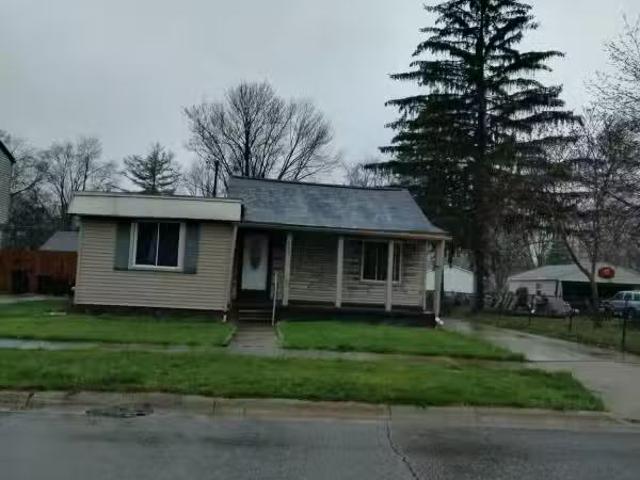 9005 Deering St, Livonia, MI 48150