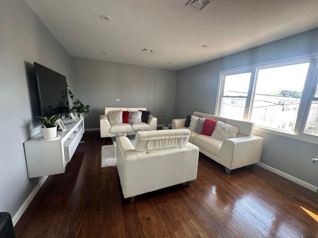 9006 Palisade Plaza, North Bergen, US, NJ