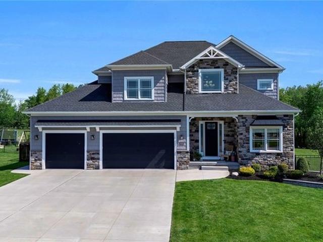 9008 Roberts Grv, Clarence, NY 14031