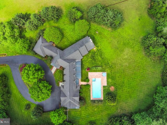 9001 Persimmon Tree Rd, Potomac, MD 20854 | MLS #MDMC2227