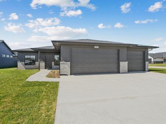 9002 E Forbes Cir, Bel Aire, KS 67226