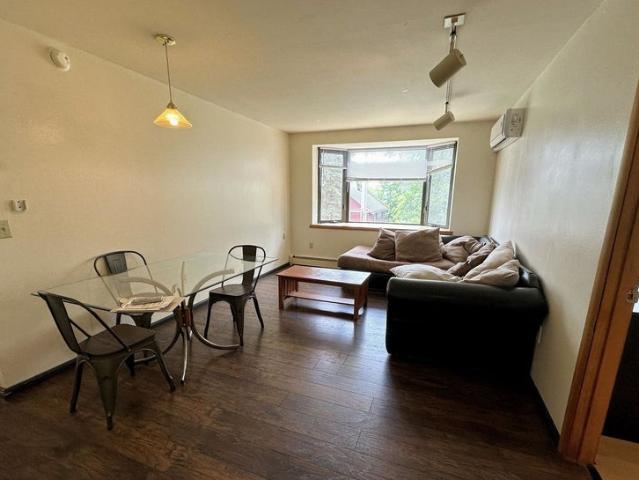 $900 3br_Great 3 Bedroom Apartment in Collegetow
