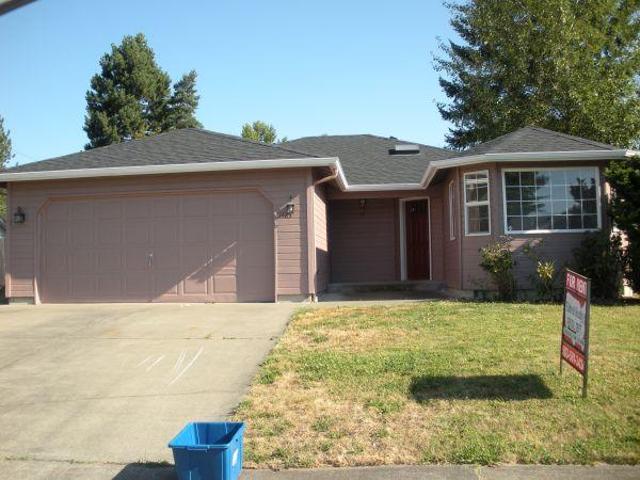 $900 / 3br 2 bathroom house. 2 car garage. Fenced. SE Salem map