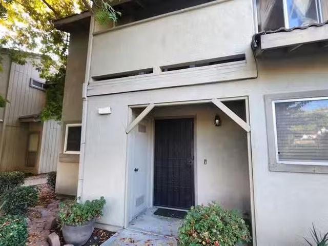 $900 / 120ft2 Charming 12x10 Room with Walk In Closet & Park.