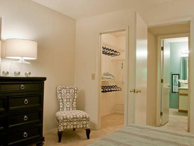 $900 / 1br 909ft² Top Floor Who Could Ask More?