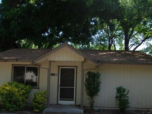$900 / 2br SPACIOUS TWO BED ONE BATH CLOSE TO EVERYTHING, PRIVATE OFF STREET PARKING Hazel & 11th St. map