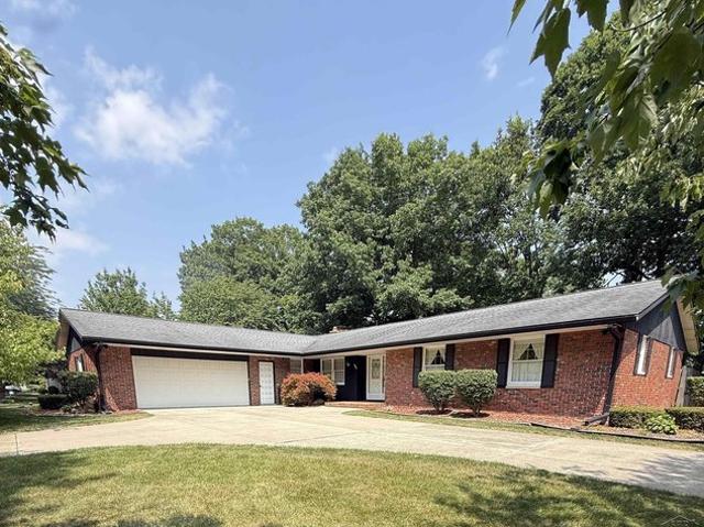 900 Canterbury Dr, Saginaw, MI 48638