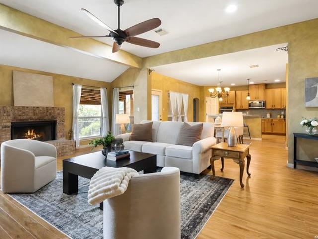 900 Charter Oak Dr, Canyon Lake, TX 78133