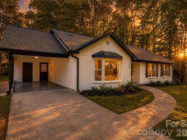 900 Burtonwood Cir, Charlotte, NC 28212