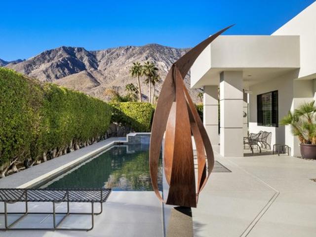 900 Dogwood Cir E, Palm Springs, CA 92264