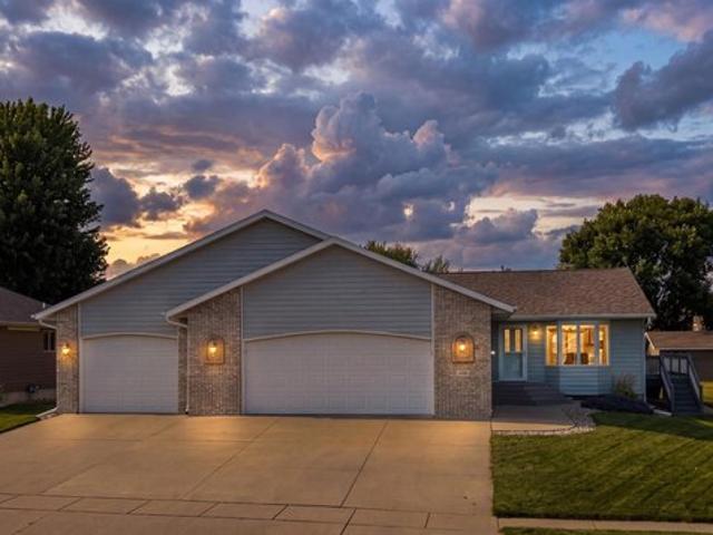 900 E Heatherwood Dr, Brandon, SD 57005