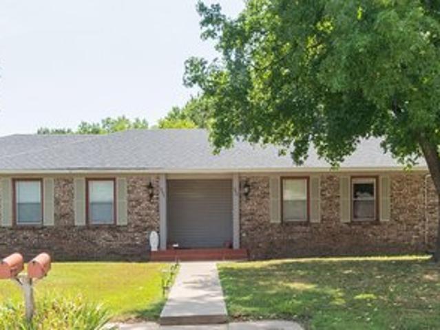 900 E Kirkwood Dr, Aurora, MO 65605