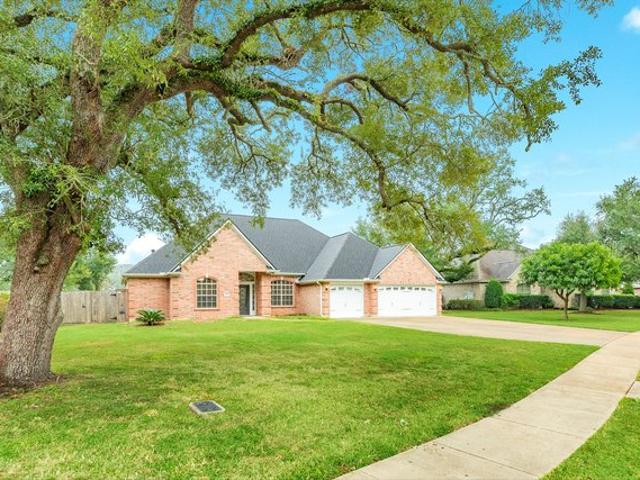 900 Enchanted Oaks Dr, Angleton, TX 77515