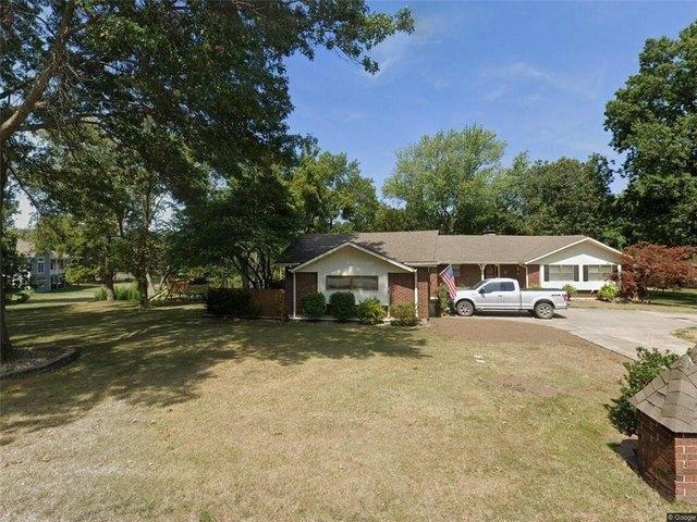 900 Holly Ave, Harrisonville, MO 64701