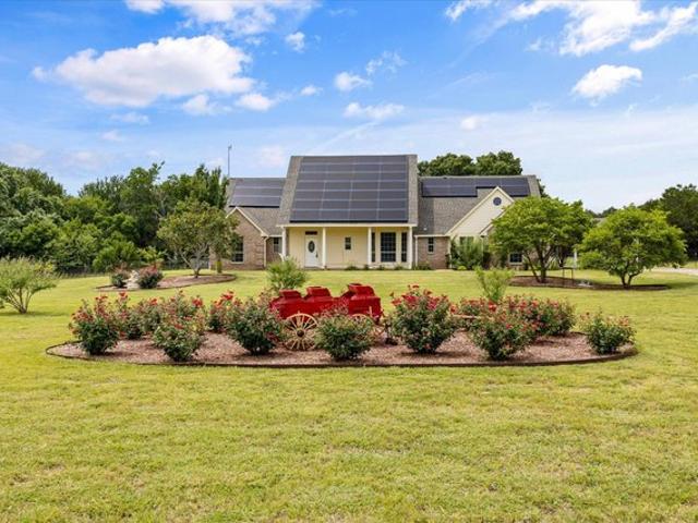 900 Hickey Ct, Granbury, TX 76049