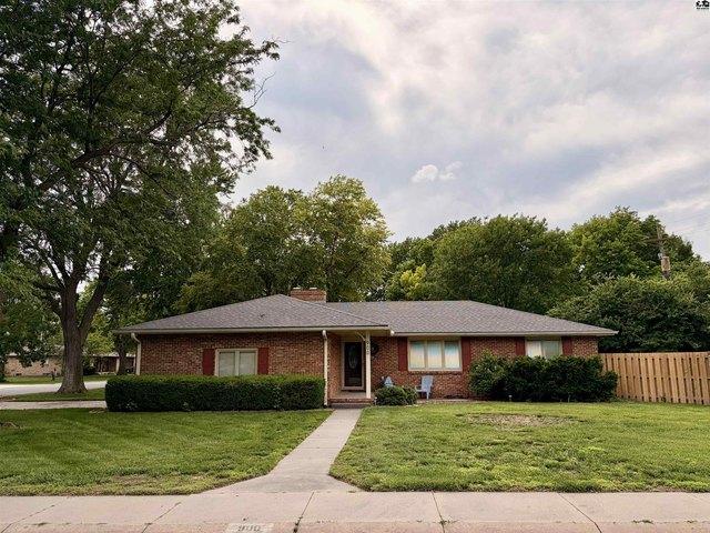 900 Old Farm Estates Rd, Hutchinson, KS 67502