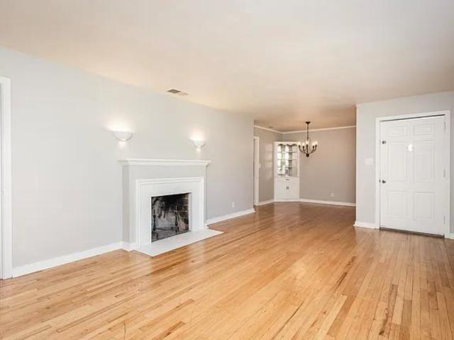 $900 / Month Rent 2 Bed 2 Bath House in Sacramento