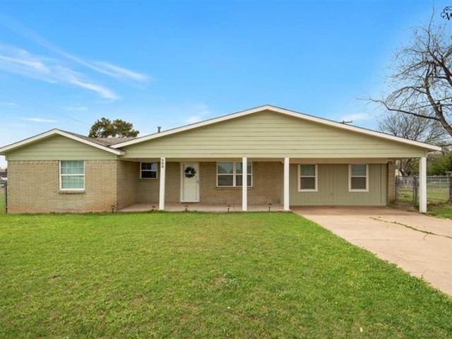 900 N 4th St, Iowa Park, TX 76367