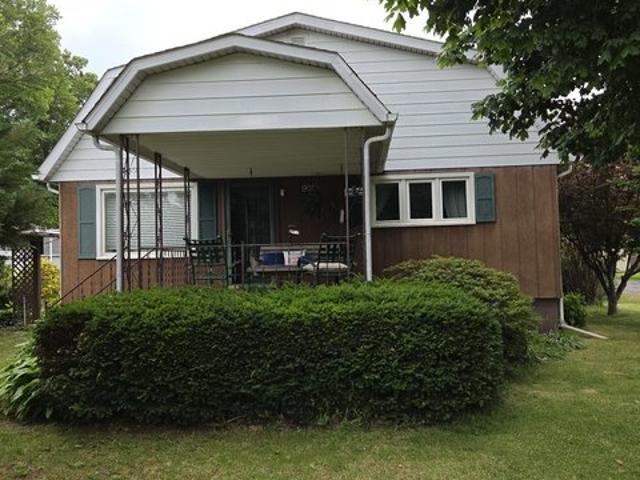 900 N Park St, Sesser, IL 62884