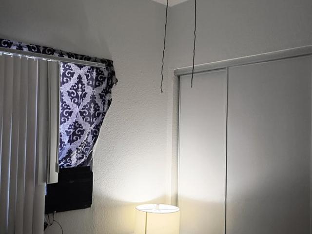 $900 NO DEP PRIVATE ROOM SHARED BATHROOM WIT FMALE