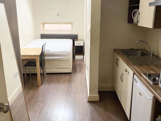 £ 900: studio flat to rent