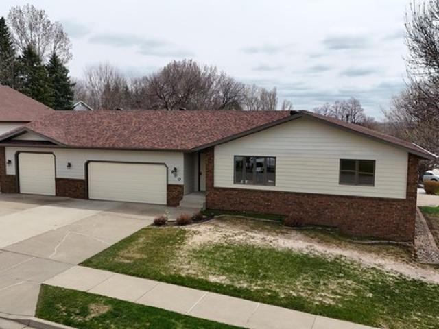 900 St Thomas Trl, Mandan, ND 58554