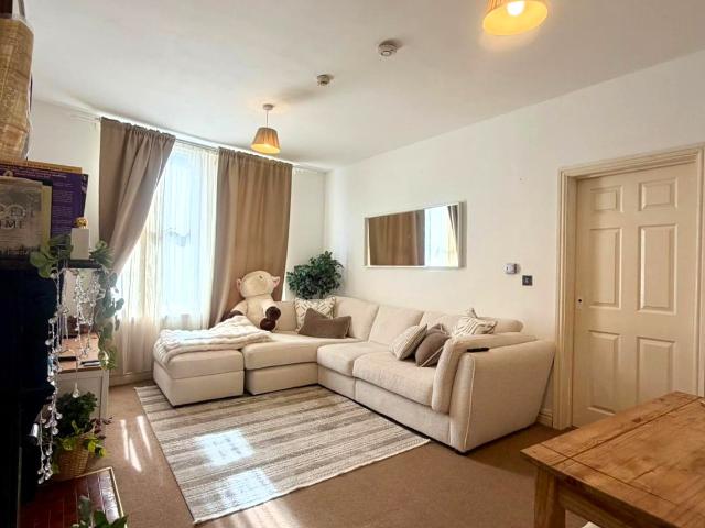 £850 PCM, Spacious Part Furnished One Bedroom Ground Floor Flat with Shared Garden in Shirley Road, Roath, Cardiff, CF23 5HN