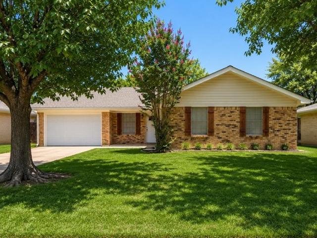 900 Prestwick St, Bedford, TX 76022