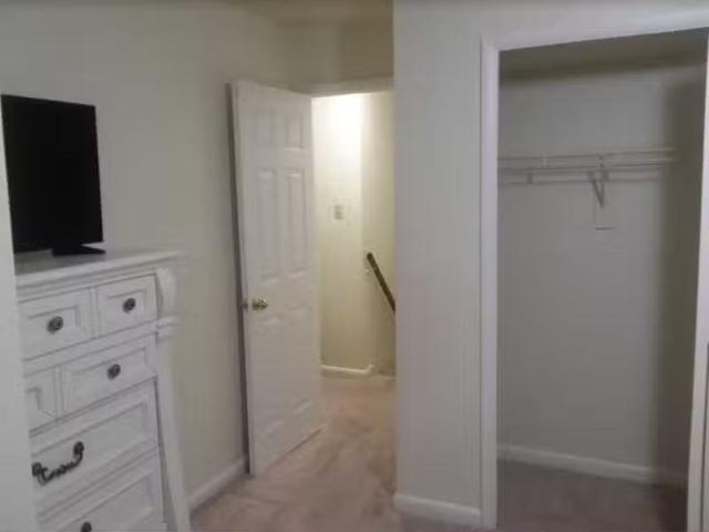 $900 ROOM in Virginia Beach Townhome With Great Amenities 2.
