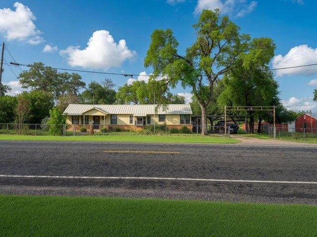 9014 5th St, Crawford, TX 76638