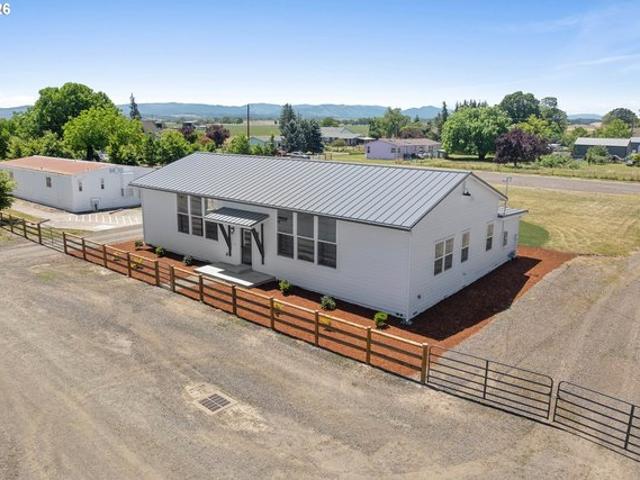 9015 Community Club Rd, Amity, OR 97101