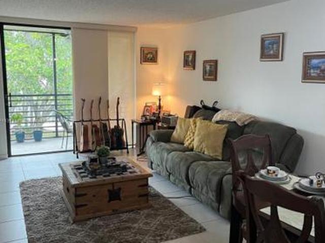 901 Colony Point Cir #304, Pembroke Pines, FL 33026