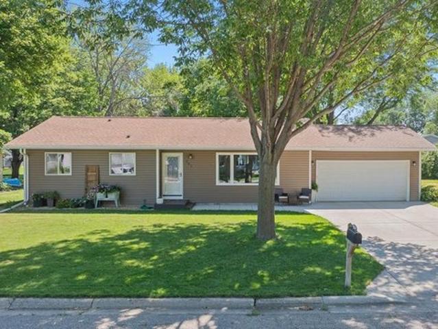 901 Columbine Dr, Marshall, MN 56258