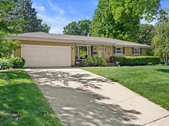 901 E Roberta Ave, Waukesha, WI 53186