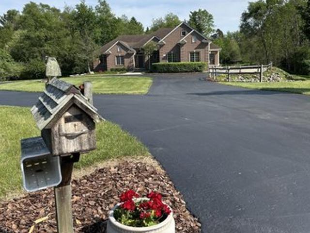 901 Jack Pine Dr, Rochester, MI 48306
