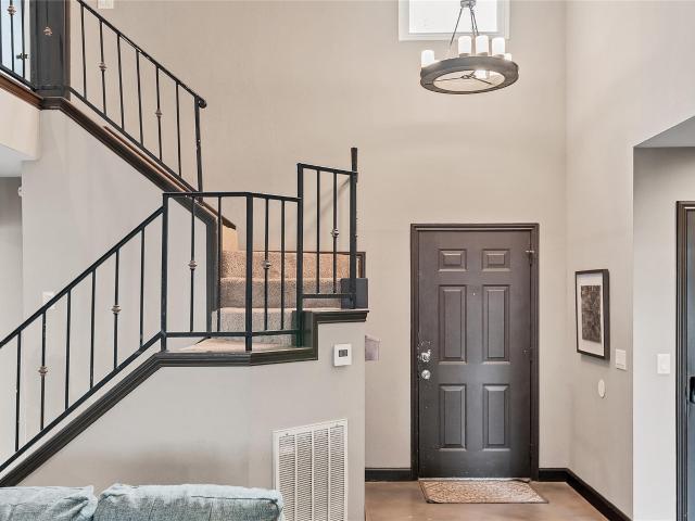 901 Oakcrest Cir