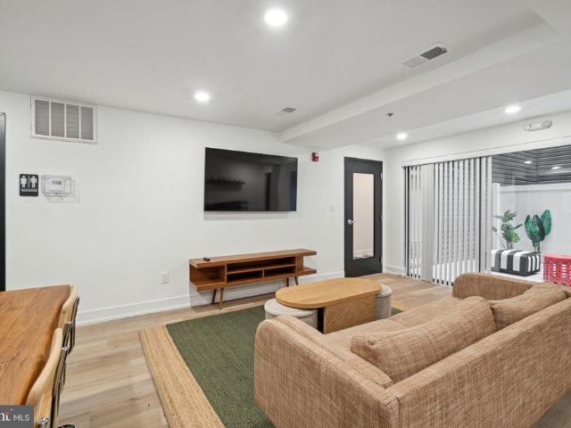 901 Leland # 1B 208