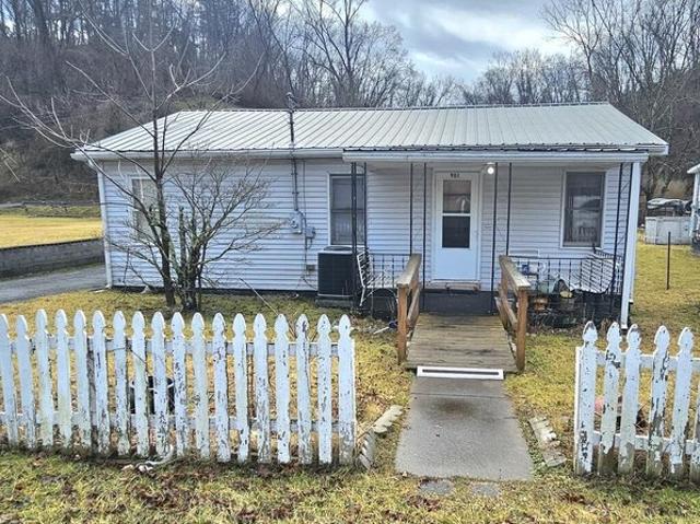 901 Maplewood Ln, Tazewell, VA 24651