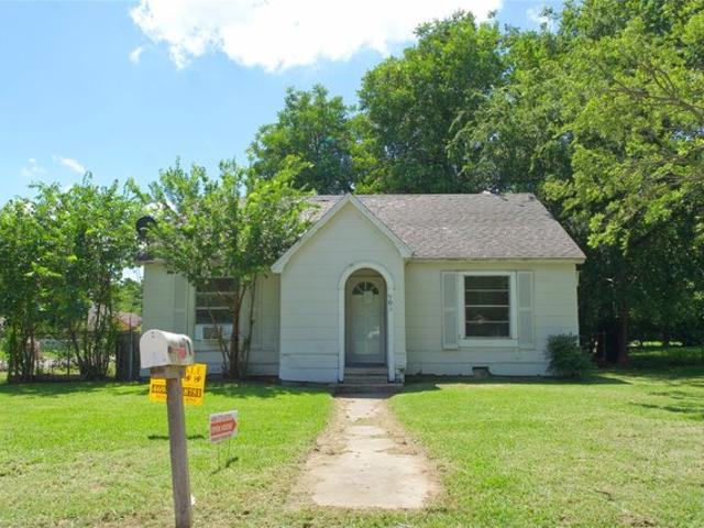 901 N Howeth St, Gainesville, TX 76240