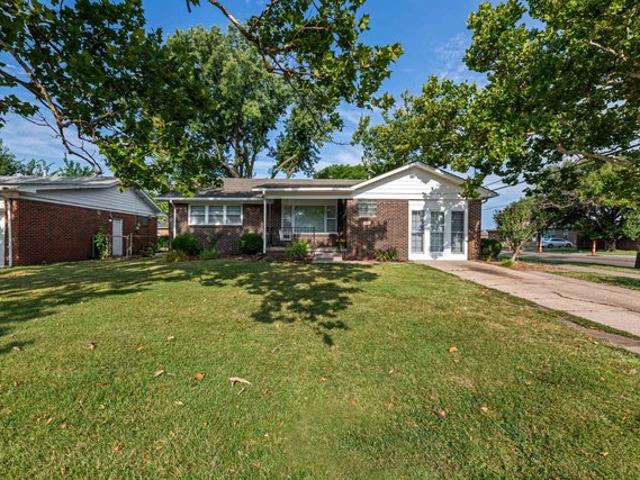 901 S Drury Ln, Wichita, KS 67207