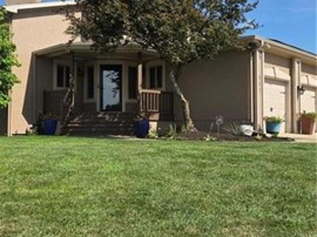901 SW Raintree Dr, Lee's Summit, MO 64082