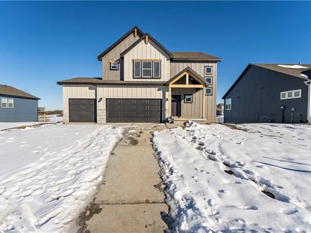 9026 SW 5th St, Blue Springs, MO 64064