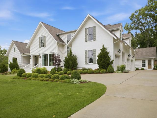 9028 Forest Lawn Dr