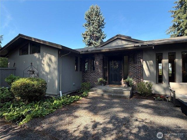 9022 NE 41st St, Yarrow Point, WA 98004