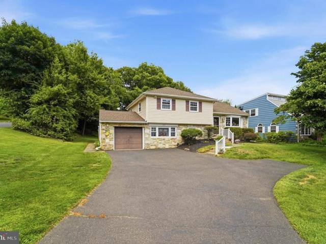 902 Carlin Dr, Southampton, PA 18966