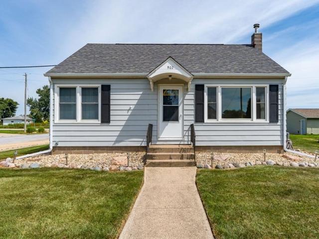 902 Clinton St, Grand Mound, IA 52751