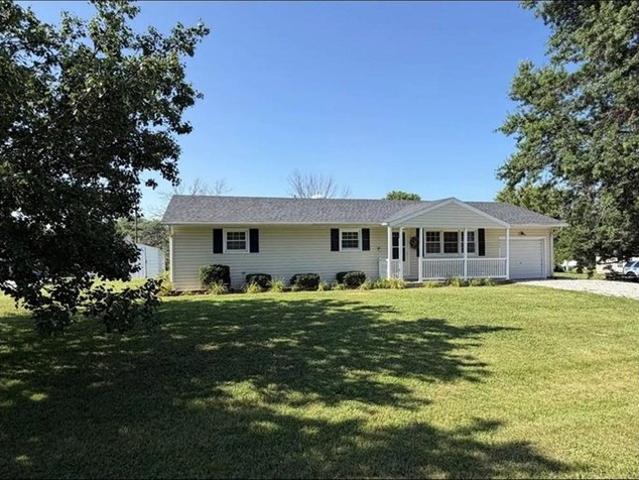 902 Crestview Dr, Macon, MO 63552