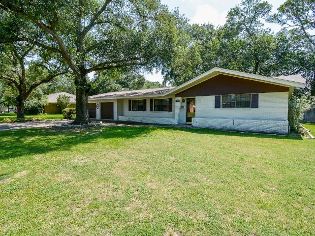 902 Ave I, El Campo, TX 77437 | MLS #67469