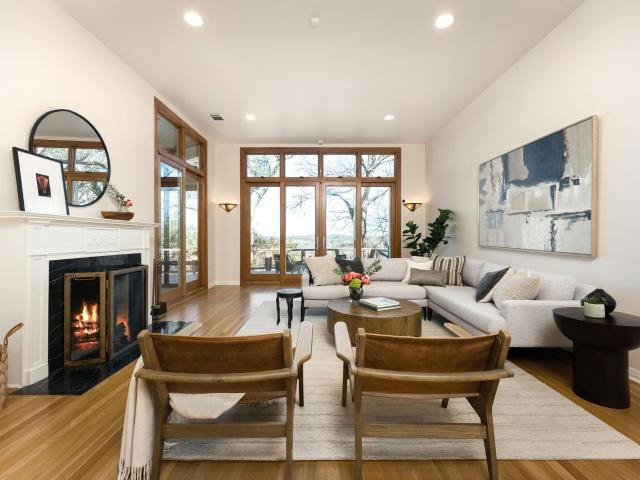 902 Bluebonnet Ln