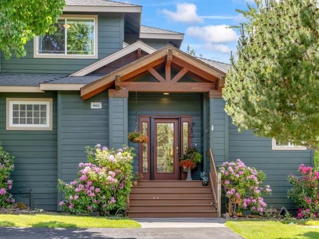 902 Golden Pheasant Dr, Redmond, OR 97756